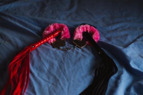 Algemas Com Pêlo Vermelho E Chicote Dispositivos Para Jogos De Amor Na