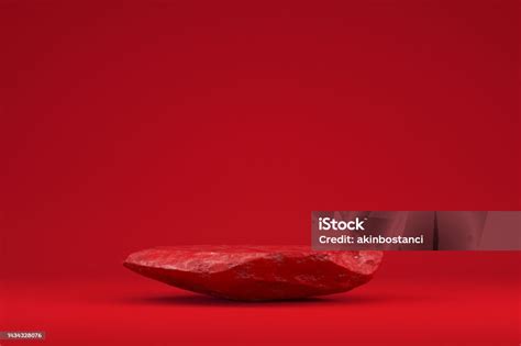 빈 붉은 바위 돌 콘크리트 연단 받침대 스탠드 전시 무대 제품 프레젠테이션 빨간색 배경 새해 크리스마스 색상 0명에 대한 스톡 사진 및 기타 이미지 Istock