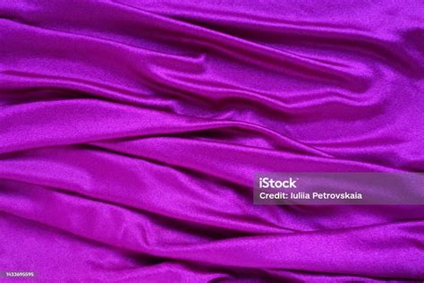 실크와 비슷한 벨루어 직물 주름과 아름다운 파도에있는 섬유 보라색 분홍색 자홍색이 커튼에 음영을 입습니다 이브닝 드레스 가구 실내 장식품 커튼 및 인테리어 용 바느질 재료