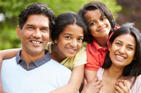 家庭高清图片 乡间散步的印度家庭 乡间散步的印度家庭图片免费下载 5117246822 千图网pro