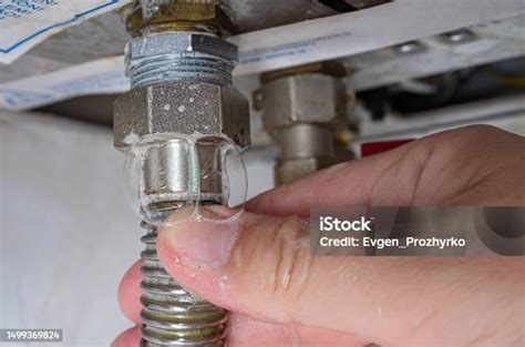 가정용 보일러실에서 가스 누출 가스 플렉시블 파이프의 나사산 조인트에 적용된 비누 혼합물의 팽창 기포는 가스 누출을 나타냅니다 가스 유출에 대한 스톡 사진 및 기타 이미지