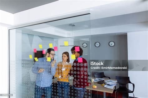유리 벽 뒤에 아이디어를 브레인 스토밍 하는 비즈니스 사람들 계획에 대한 스톡 사진 및 기타 이미지 계획 기업 재무와 산업