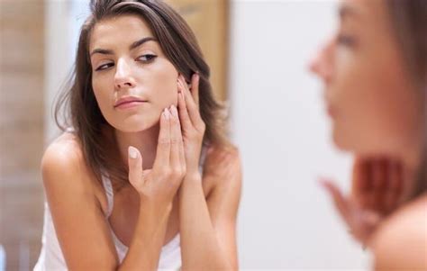 15 علامت و نشانه­ کمبود ویتامین ث C درمانکده