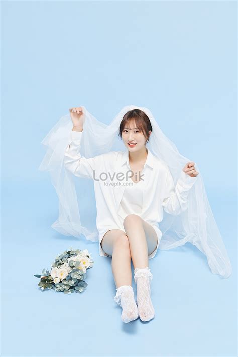 꽃을 들고 손으로 사진 무료 다운로드 Lovepik