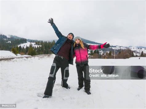 젊은 남자와 젊은 여 자가 서 산에서 겨울에 그들의 손을 위로 올리는 2명에 대한 스톡 사진 및 기타 이미지 2명 겨울 남성 Istock