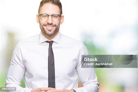 격리 된 배경 손을 통해 함께 안경을 젊은 잘생긴 사업 남자와 손가락 넘어 편안 하 고 밝은 미소 성공이 고 낙관적 긍정적인