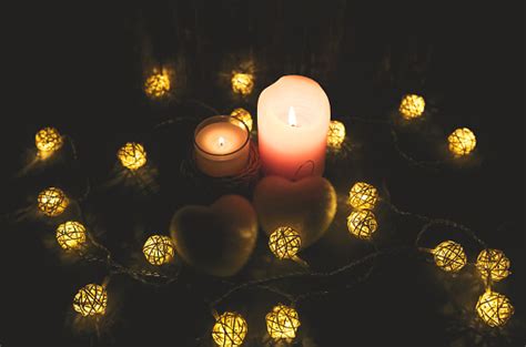 크리스마스 조명과 화환 사이에서 불타는 촛불 겨울 시즌과 새해 축제 배경입니다 축 하 휴일입니다 발렌타인 데이 선물 선물 인사말 엽서 12월에 대한 스톡 사진 및 기타