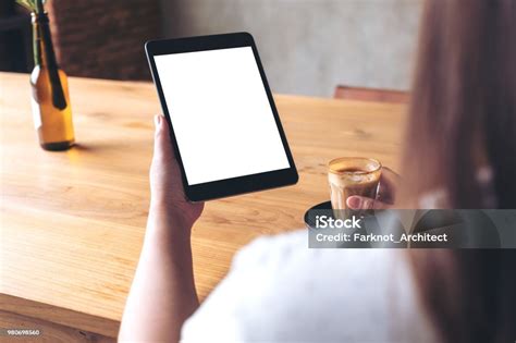카페에서 커피를 마시는 동안 빈 흰색 바탕 화면 블랙 태블릿 Pc를 들고 여자의 이랑 이미지 공란에 대한 스톡 사진 및 기타 이미지 Istock