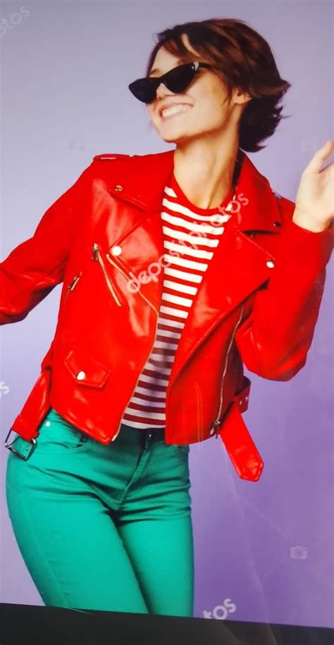 Опишіть фотографії цієї дівчини реченням на англійській мові 15 20 речень будь ласка терміново