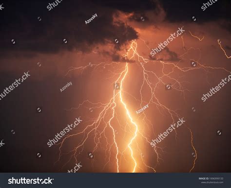 63052 黄色闪电 图片、库存照片和矢量图 Shutterstock