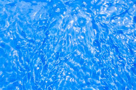 세럼 텍스처가 닫힙스입니다 블루 리퀴드 젤 배경을 클리어합니다 투명 뷰티 스킨케어 제품 샘플 화장품 클리어 리퀴드 크림 얼룩 복사 공간이 있는 투명한 스킨 케어 제품 배너