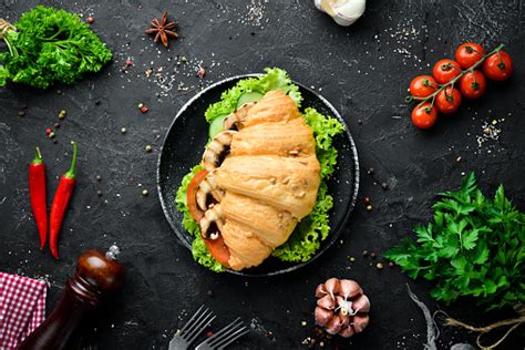 버섯 토마토와 양파와 함께 아침 크로와상 샌드위치 평면도 텍스트를 위한 여유 공간 0명에 대한 스톡 사진 및 기타 이미지 0명 달걀 미식가 Istock