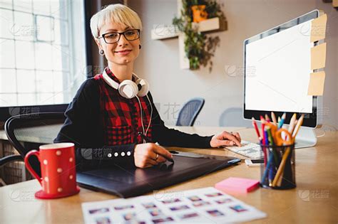 图形设计师使用图形平板电脑