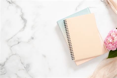 빈 종이 노트북 분홍색 수국 꽃 대리석 배경에 파스텔 담요 플랫 레이 최고보기 홈 오피스 데스크 0명에 대한 스톡 사진 및 기타 이미지 Istock