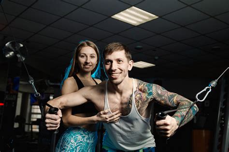 활성 아름 다운 피트 니스 모델 여자 훈련 체육관에서 블록 시뮬레이터에 선수 가냘픈에 대한 스톡 사진 및 기타 이미지 가냘픈 개성 개념 건강한 생활방식 Istock