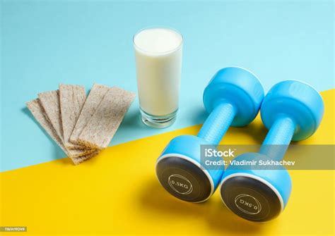 슬리밍 컨셉에 적합합니다 아령 케피어 한 잔 파란색 노란색 배경에 다이어트 파삭 파삭 한 빵 가냘픈에 대한 스톡 사진 및 기타 이미지 Istock