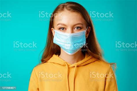 보호 의료 마스크를 착용 하는 젊은 아름 다운 캐주얼 여자 건강관리와 의술에 대한 스톡 사진 및 기타 이미지 건강관리와 의술 러시아 바이러스 Istock