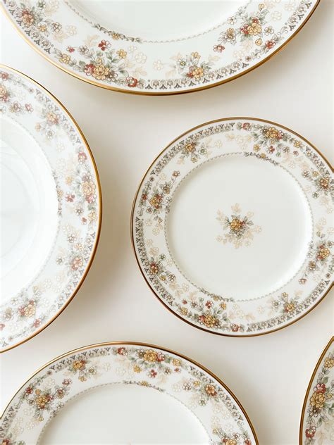 빈티지그릇 소품샵 5월의 섬 소장하고 있으면 내 일상도 이렇게 사랑스러워질 것 같은 영국 로얄덜튼 브램블리 헷지 시리즈 💛💛 ⠀ 왜 점점 더 몸값이 높아지고 대체할