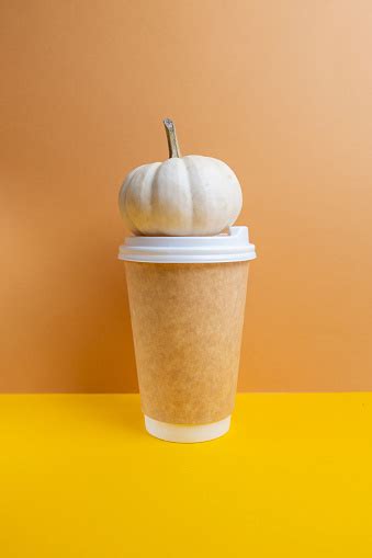 종이컵에 담긴 호박 스파이스 라떼 뜨거운 음료가 있습니다 로고와 문구를 위한 공간 0명에 대한 스톡 사진 및 기타 이미지 0명 10월 가을 Istock
