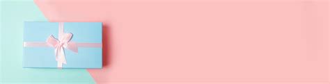 크리스마스 새해 생일 발렌타인 축하 선물 개념 핑크 블루 파스텔 기하학적 배경에 고립 된 최소한의 디자인 블루 기프트 박스 플랫 레이 상단 보기 복사 공간 배너 12월에