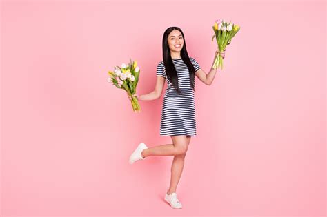 파스텔 핑크 컬러 배경에 고립 된 두 개의 튤립 꽃다발을 유지 기뻐행복한 소녀의 전체 길이 몸 크기 사진 갈색 머리에 대한 스톡 사진 및 기타 이미지 Istock