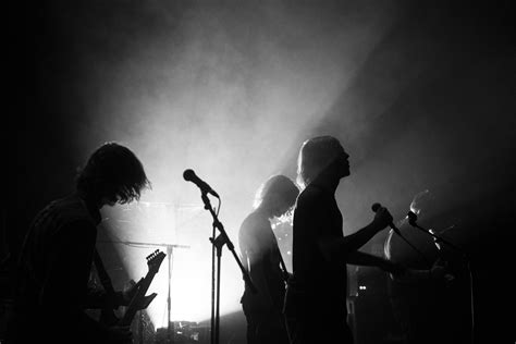 가수 감정 군중 극적인 조명 기타 기타 연주 기타리스트 노래하는 라이브 공연 라이브 쇼 라이브 음악 락 밴드 록 음악 마이크 마이크로폰 머리