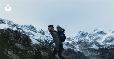 배낭을 메고 호수를 가로질러 걷는 남자 사진 Unsplash의 무료 사람 이미지