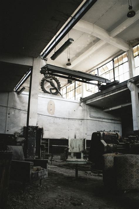 창문이 많고 벽에 시계가있는 방 사진 Unsplash의 무료 카이세리 이미지