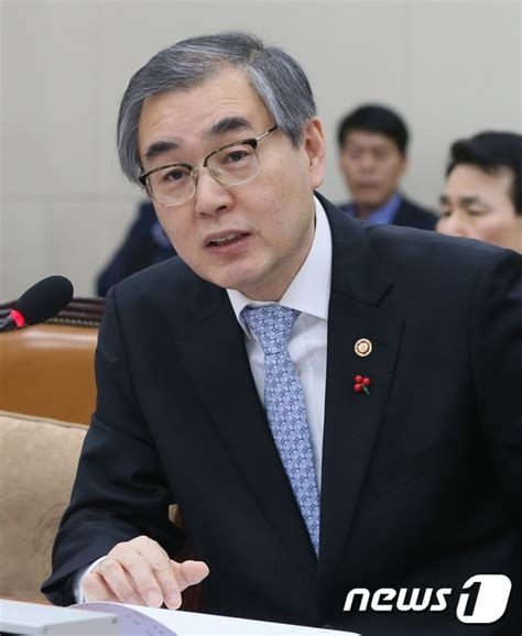 답변하는 정재찬 공정거래위원장