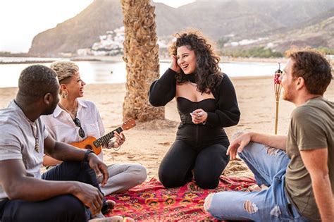 행복한 다문화 친구들이 해변에서 함께 즐거운 시간을 보내고 웃고 음악을 연주하고 함께 노래합니다 30 34세에 대한 스톡 사진 및 기타 이미지 Istock