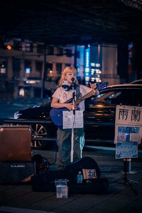 Xinh đẹp 가로 샷 가수 거리 거리 공연 거리 음악가 검은 모피 공연 공원 기타 기타리스트 꽃 꽃보기