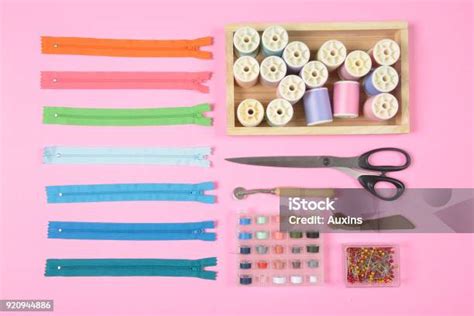 바느질 재료의 평면 레이 포함가 위 측정 테이프 지퍼 핀과 화려한 스레드 분홍색 배경 바느질 바느질에 바느질에 대 한 롤 펠트에