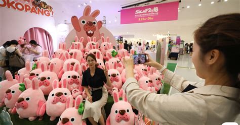 만화 캐릭터와 함께