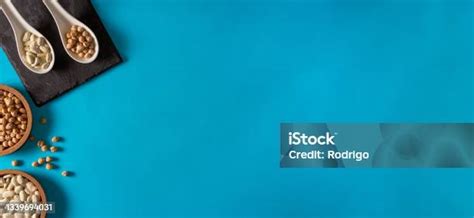 병아리콩과 콩은 도자기 숟가락과 푸른 배경에 슬레이트 표면을 플랫 레이 공간을 복사합니다 0명에 대한 스톡 사진 및 기타 이미지 Istock