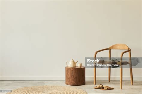 디자인 나무 의자 둥근 카펫 커피 한 잔 트레이 의자 슬리퍼 장식 및 우아한 개인 액세서리와 거실 인테리어의 중립적 인 개념 템플릿 공간을 복사합니다 배경 주제에 대한 스톡