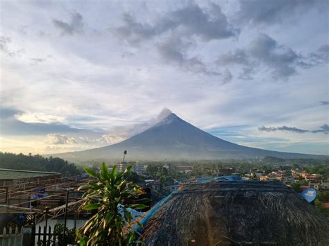 Restive Mayon Posts 79 Volcanic Quakes 216 Rockfall Events In 24 Hours Inquirer News