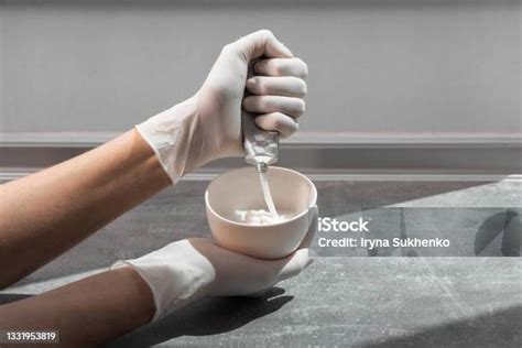 흰색 보호 장갑을 낀 소녀는 염색제를 산화제로 짜냅니다 직장에서 컬러 리스트 클로즈업 헤어 케어 헤어 마스크 머리 염색 0명에 대한 스톡 사진 및 기타 이미지 Istock