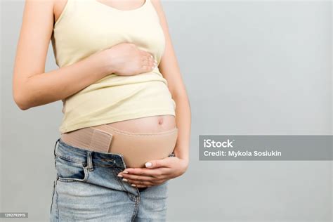 복사 공간이있는 회색 배경의 허리 통증에 대한 탄성 붕대를 입은 임산부의 자른 이미지 정형 외과 복부 지원 벨트 개념 25 29세에 대한 스톡 사진 및 기타 이미지 Istock
