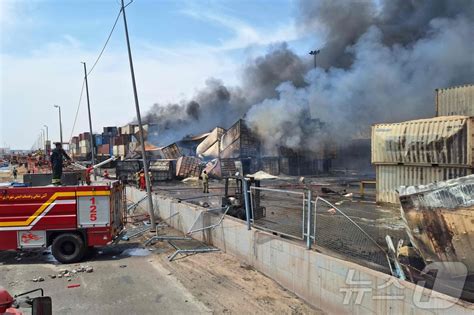 포토 최소 40명 숨지고 연기 덮인 이란 폭발 사고 현장 뉴스1