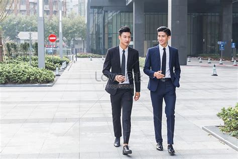 비즈니스 남성 두 명이 대화를 나누고 있습니다 사람 남자 사람들