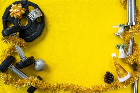 노란 크리스마스 새 해에 운동 피트 니스 장비와 체육관 배경 스포츠에 대한 스톡 사진 및 기타 이미지 스포츠 크리스마스 새해 Istock