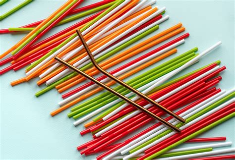 편평한 누워 재사용할 수 있는 스테인리스 빨 대 및 파란 배경에 처분할 수 있는 플라스틱 빨 대 0에 대한 스톡 사진 및 기타