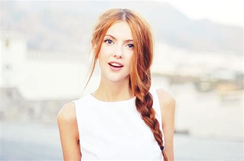 Девушка с заплетёнными в косу рыжими волосами — Картинки на аву