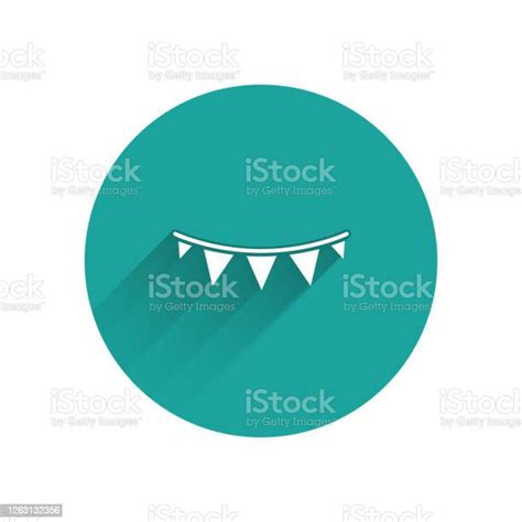 긴 그림자로 고립 된 플래그 아이콘흰색 카니발 화환 생일 축하 축제 장식파티 페넌트 녹색 원 버튼입니다 벡터 갈란드 장식품에
