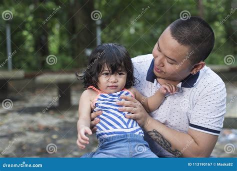 Cuidado Do S Do Pai Para Uma Filha Imagem De Stock Imagem De Filha Macho