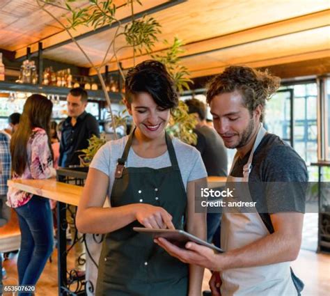 비즈니스 소유자와 태블릿 컴퓨터를 사용 하 여 레스토랑에서 일 하는 웨이터 나이트클럽에 대한 스톡 사진 및 기타 이미지 나이트클럽 웨이터 팀워크 Istock