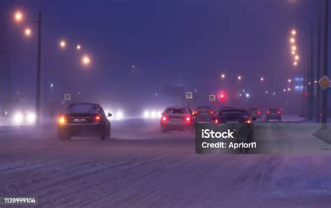 눈 덮인도 따라 자동차 드라이브입니다 다중차선 고속도로에 대한 스톡 사진 및 기타 이미지 다중차선 고속도로 밤 하루 시간대 심설 Istock