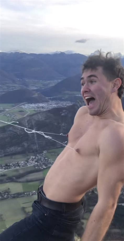 미농 On Twitter 나 방금 유두 피어싱에 실 달아서 연 날리는 영상을 봣다 지구는 멸망해도 될 거같다