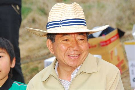 [노무현사료관] [어린아이를 바라보며 미소짓는 노무현 전 대통령]