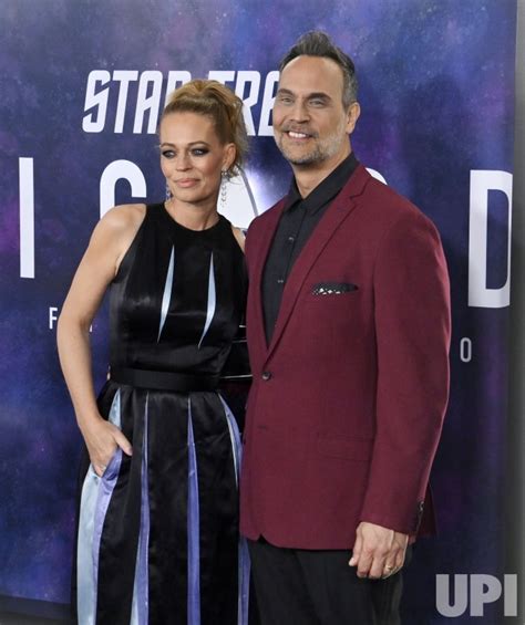 Photo Todd Stashwick And Jeri Ryan Attend The Final Season Premiere Of